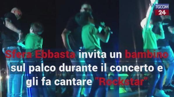 Napoli, Sfera Ebbasta invita un bambino sul palco e gli fa cantare ...