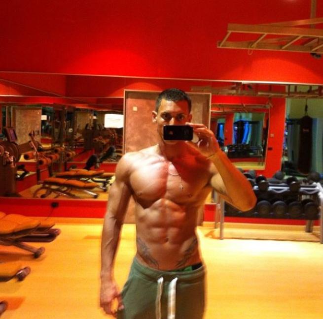 Claudio D'Alessio, selfie in mutande in versione modello tutto muscoli ...